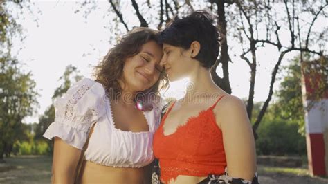 Zwei Schöne Lesbische Frauen Fühlen Sich Schüchtern Und Sitzen Auf