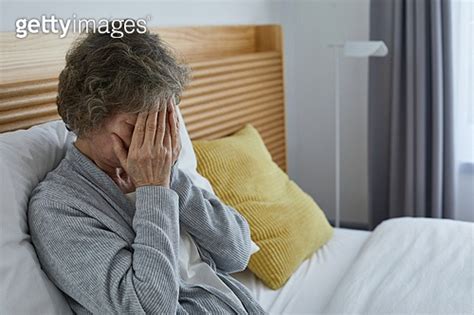 노인여자 성인여자 건강관리 주제 독거노인 노인 외로움 컨셉 질병 고통 얼굴가리기 식별할수없는사람 우울 슬픔 이미지 Jv12121478