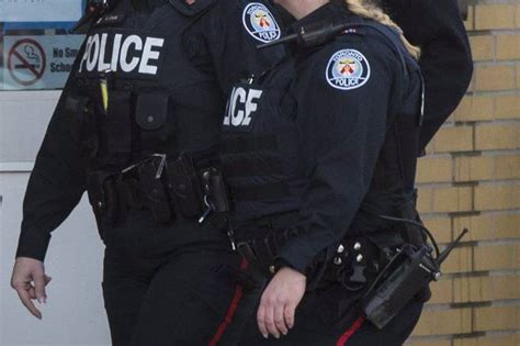 Une Femme Est Poussée Sur Les Rails Du Métro De Toronto