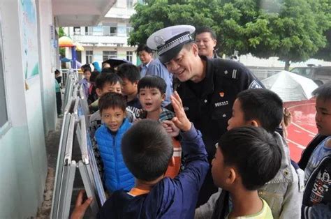 喜迎十九大·夯實扶貧路｜貴港交警開展主題扶貧日活動 每日頭條