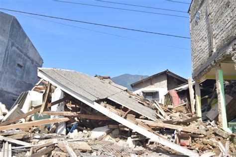 Distribusi Bantuan Dan Layanan Kesehatan Untuk Korban Gempa Cianjur