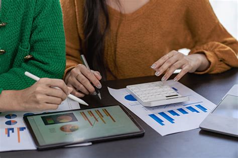 Pengusaha Menganalisis Statistik Keuangan Yang Ditampilkan Di Layar