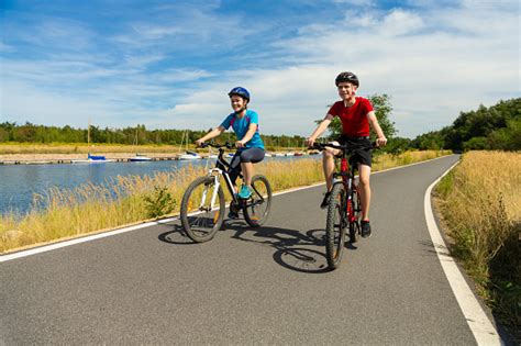 우르바노 Biking 여자아이 및 남자아이 탑승형 자전거 도시 자전거 타기에 대한 스톡 사진 및 기타 이미지 자전거 타기