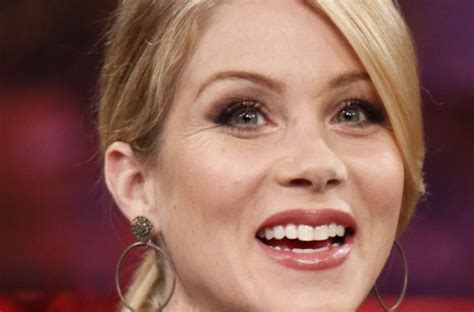 Christina Applegate Hace Una Aparición Pública Con Ayuda De Un Bastón