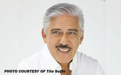 Nakakaiyak Tito Sotto Namigay Ng College Scholarship Sa Anak Ng DH