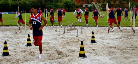 Tem areia mas não é praia elenco do Bahia realiza treino físico no