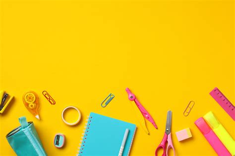 학교 개념으로 돌아갑니다 노란색 배경에 학용품으로 만든 프레임 테두리 평평한 종이 노트북 필통 숫돌 지우개 가위 클립 0명에 대한 스톡 사진 및 기타 이미지 Istock