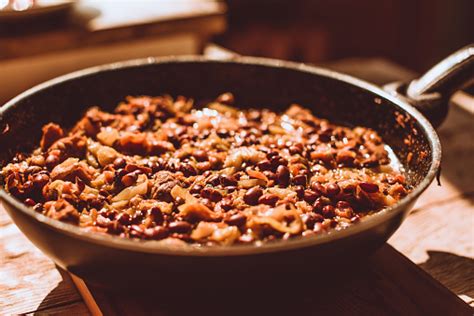 음식 Ingridients 고기 양파 생강 난로에 펜에 튀김 고기 스튜 조리법 콩에 대 한 요리 음식을 준비 하는 과정에서