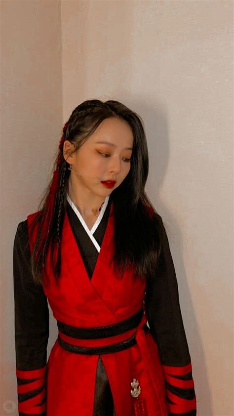 Vivi Loona Ptt Queendom Insta Crop Wallpaper