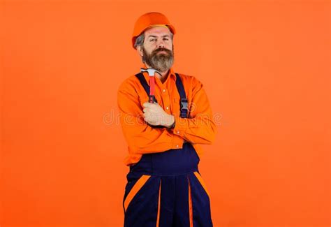 Constructora En Overoles De Construcción Y Sombrero Duro Con Martillo
