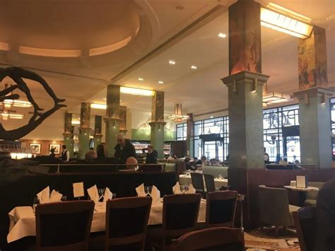 Inside La Coupole A Montparnasse Brasserie Haunted With Artistic