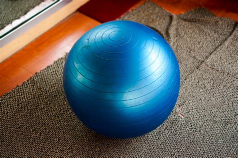 사진은 힘줄과 근육을 스트레칭하기위한 파란색 공과 체육관에서의 요가 운동을 보여줍니다 0명에 대한 스톡 사진 및 기타 이미지 0명 연습 매트 공 스포츠 장비 Istock