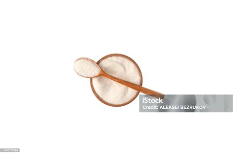 말산 또는 옥시안타르산 분말은 흰색 배경에 나무 그릇과 숟가락으로 되어 있습니다 식품 첨가물 E296 청량 음료 및 제과 제조에 사용되는 방부제 가루로 빻은에 대한 스톡