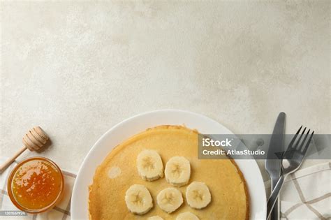 바나나와 얇은 팬케이크 접시와 흰색 질감 배경잼과 아침 식사의 개념 디저트 토핑에 대한 스톡 사진 및 기타 이미지 디저트