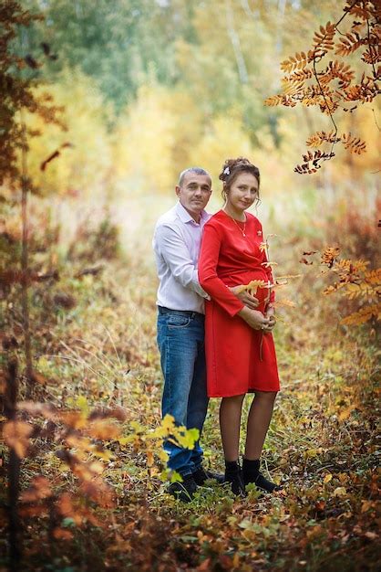 가을 공원에서 임신한 엄마와 아들 프리미엄 사진