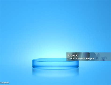 연단 원형 실린더 밝은 파란색 투명 유리를 밝은 파란색 배경에 표시합니다 크리스탈 스테이지 깨끗하고 시원하고 밝은 제품 스탠드 또는 받침대 아름다움 화장품 피부 관리 3d