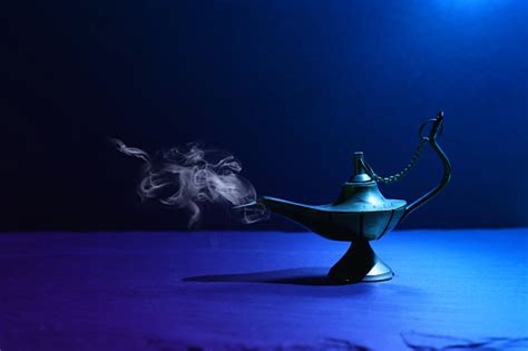 마법의 신비한 알라딘 램프의 이미지 연기 어두운 배경과 극적인 빛 개념에 대한 스톡 사진 및 기타 이미지 개념 골동품