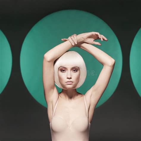 Блондинка моды красивая с короткой стрижкой Стоковое Изображение изображение насчитывающей