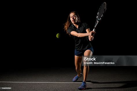 테니스 공을 칠 준비를하는 특별한 포즈로 라켓을 든 여자의 샷 건강한 생활방식에 대한 스톡 사진 및 기타 이미지 건강한 생활방식 검은색 공 스포츠 장비 Istock