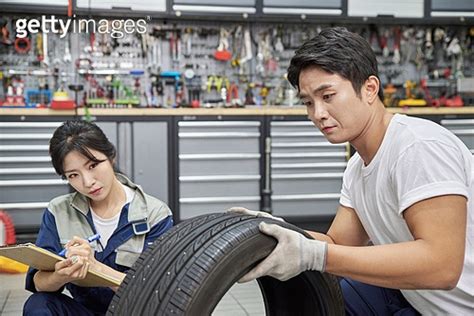 한국인 자동차정비소 정비소 자동차정비공 정비사 정비소 업무현장 자동차점검 타이어 이미지 Jv12499236 게티이미지뱅크