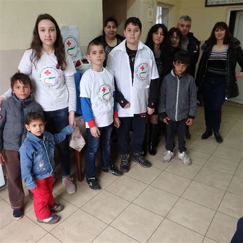 Ученици от Ценово дариха дрехи и храна на бедни семейства Утро