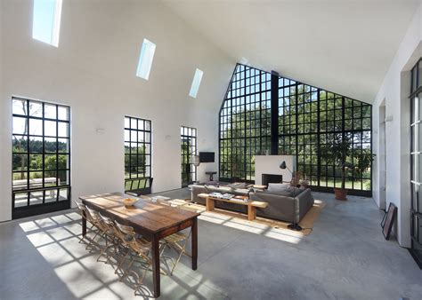 Ta Dumbleton Creates A Hamptons Guest House With Stucco Walls