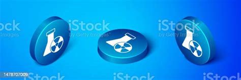 파란색 배경에 고립 된 독성 액체 아이콘이있는 등색 실험실 화학 비커 생물학적 위험 기호 방사선 아이콘이 있는 위험한 기호입니다 파란색 원 버튼입니다 벡터 3차원 형태에