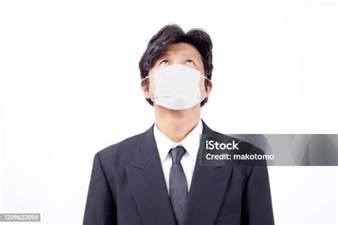 일본인은 바이러스를 보호하기 위해 외과 용 마스크를 착용합니다 50 59세에 대한 스톡 사진 및 기타 이미지 50 59세