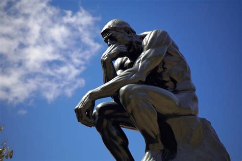 Un Nuage Dans Le Ciel Se Cache Derrière La Statue Dun Homme Qui