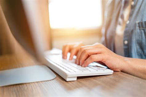 사무실에서 데스크톱 컴퓨터 키보드에 입력 하는 여자의 손의 닫기 40 44세에 대한 스톡 사진 및 기타 이미지 40 44세 기업 비즈니스 노트북 Istock