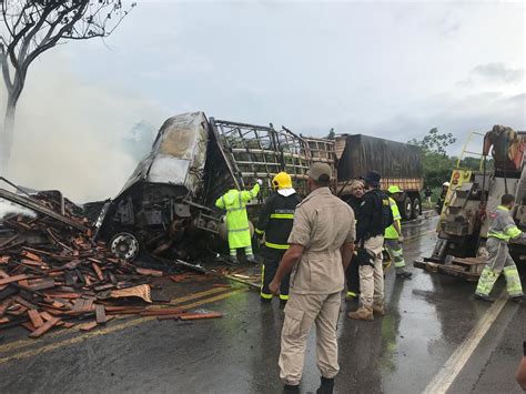 Caminhão E Carreta Batem De Frente Pegam Fogo E Três Pessoas Morrem