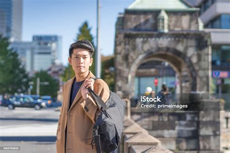 여행 위치를 휴대 전화를 사용 하 여 일본에서 함께 시간을 보내고 찾고 젊은 일본 및 아시아 친구 대만에 대한 스톡 사진 및 기타 이미지 Istock