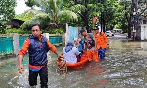 BPBD DKI Kerahkan Ratusan Personel Tim Reaksi Cepat Di Wilayah Rawan Banjir