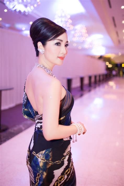 Hoa Hậu Giáng My Khoe Vẻ đẹp Kiêu Sa ở Tuổi Ngoài 40