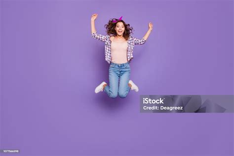 전체 크기 매력적인 귀여운 달콤한 화려한 좋은 긍정적인 사랑 스런 여자에 대한 스톡 사진 및 기타 이미지 여자 점프 고풍스런 Istock