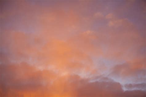 Nubes Rosadas Coloridas En El Cielo Al Amanecer O Al Atardecer Foto Premium