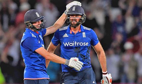 England V Sri Lanka Liam Plunkett Hits Final Ball Six To Secure Draw