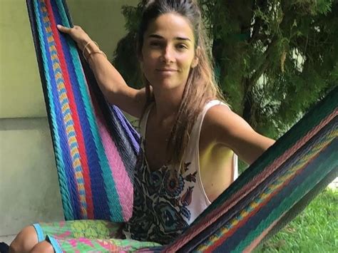 Juana Viale vende su casa valuada en 950 mil dólares jardín pileta