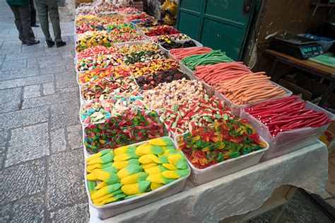 화려한 과자 과자 사탕 연필 플라스틱 상자에 과일 젤리를 판매 하는 이스라엘 거리 스 톨 과자 가판대 행을 따라 걸어 보세요 다양 한 옵션을 제공 합니다 여러 가지 빛깔의
