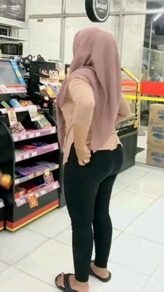Bontot Besar Bertudung