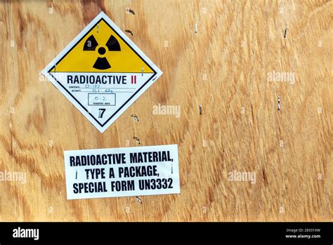 La Etiqueta De Material Radiactivo Junto A La Caja De Madera De