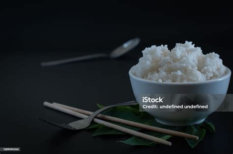 어두운 검은 색 배경에 그릇밥 음식과 음료 개념 복사 공간 스타일요리 0명에 대한 스톡 사진 및 기타 이미지 0명 갈색
