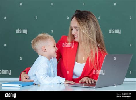 Ordinateur En Classe De Maternelle Banque De Photographies Et Dimages