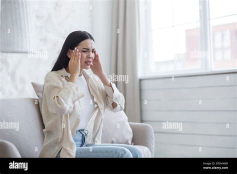 Porträt Einer Jungen Frau Die Zu Hause Auf Der Couch Sitzt Und Ihren