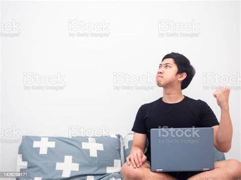 자신감이 넘치는 노트북을 가진 남자는 주먹을 들고 복사 공간을보고 있습니다 30 34세에 대한 스톡 사진 및 기타 이미지