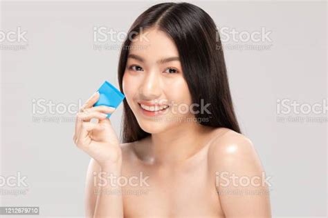 아름 다운 매력적인 아시아 여자 를 사용 하 여 얼굴 에 지성 제거 얼굴에 대 한 얼굴 신선한 피부 느낌 그래서 신선 하 고