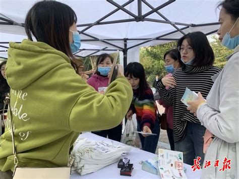边逛街边打卡，青年学子持“集章册”漫游江汉路步行街武汉新闻中心长江网cjncn