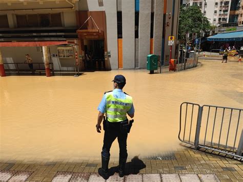 葵涌爆水管馬路變「黃河」 泥水淹行車線燈柱倒塌 新冠疫情專頁