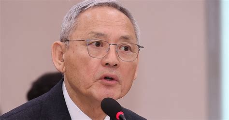 답변하는 유인촌 문화체육관광부 장관