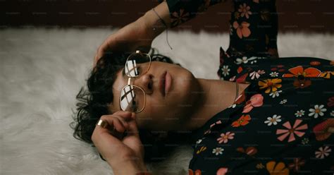 하얀 양탄자 위에 누워 있는 여자 사진 Unsplash의 성인 이미지